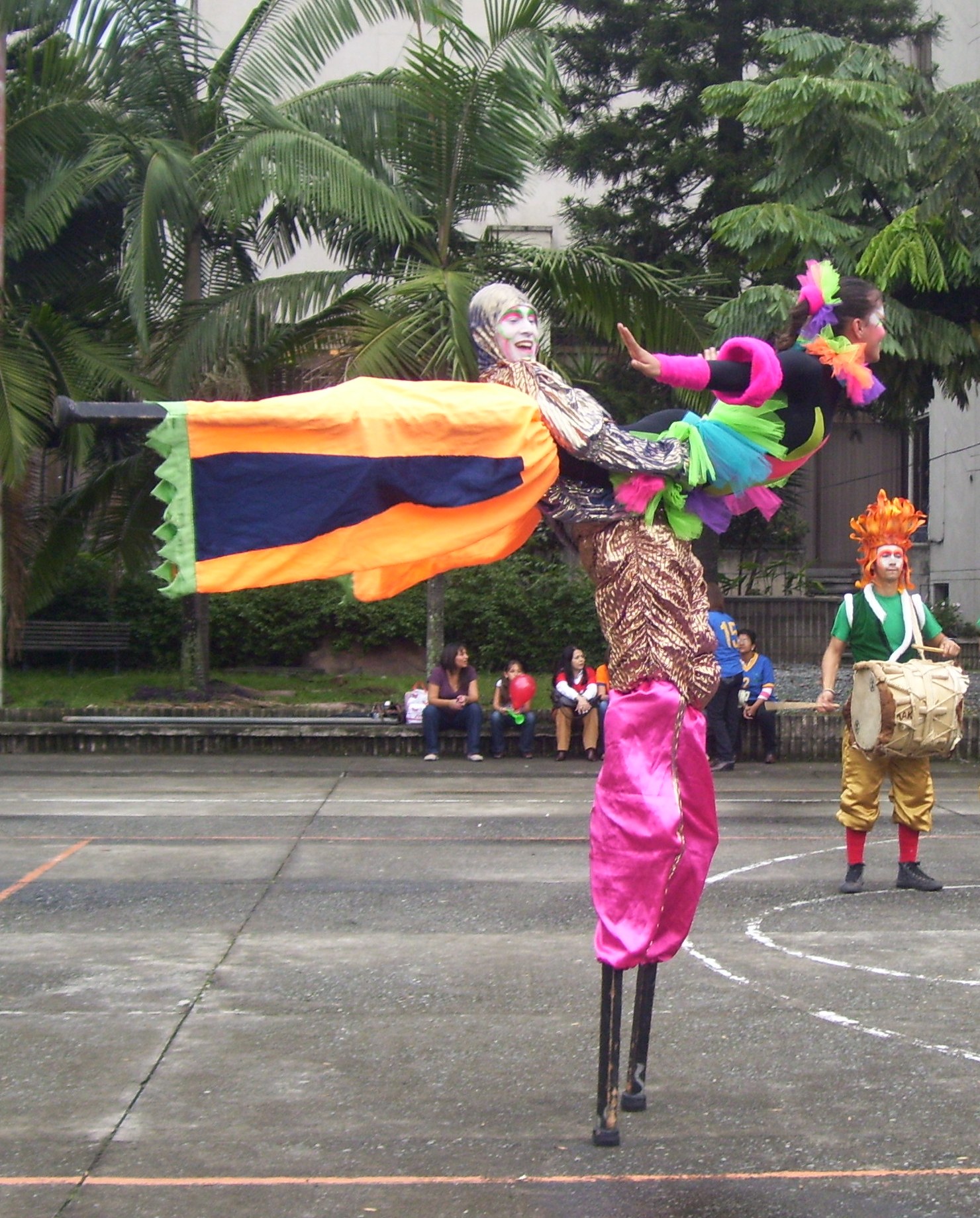 Danza acrobatica en zancos :: Corporacion Acrobatic